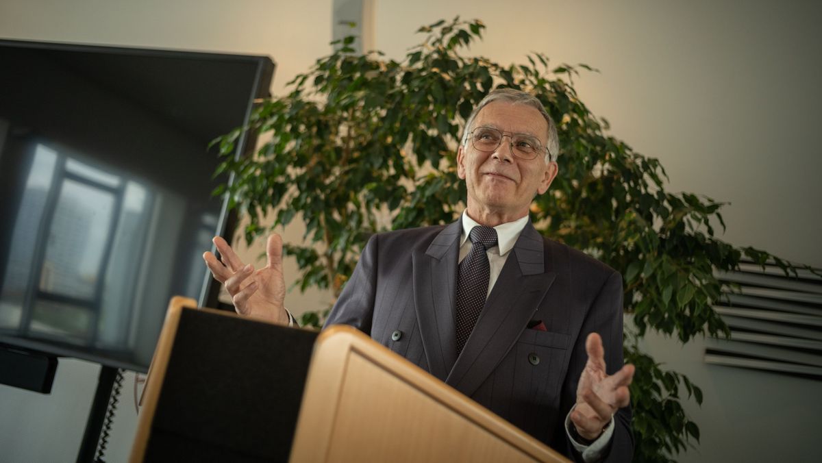 Bundesverdienstkreuzträger und Gründungspräsident der Hochschule Trier ...