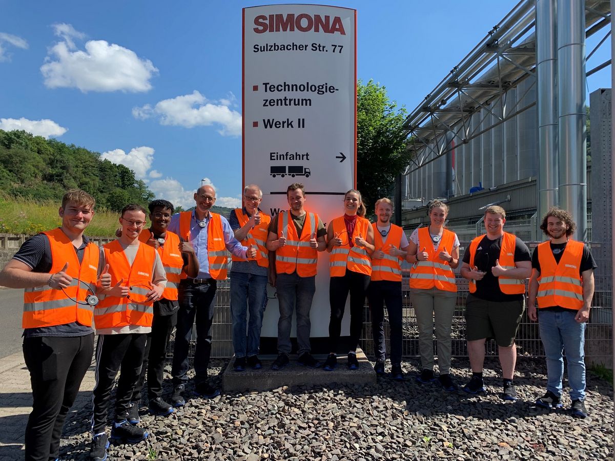 Raus aus dem Hörsaal, rein in die Praxis: Exkursion zur SIMONA AG